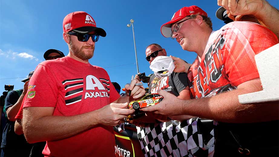 Dale Earnhardt Jr. emotional after standing ovation in driver meeting