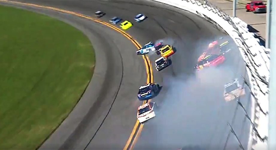 Big wreck takes out Johnson, Erik Jones | NASCAR.com
