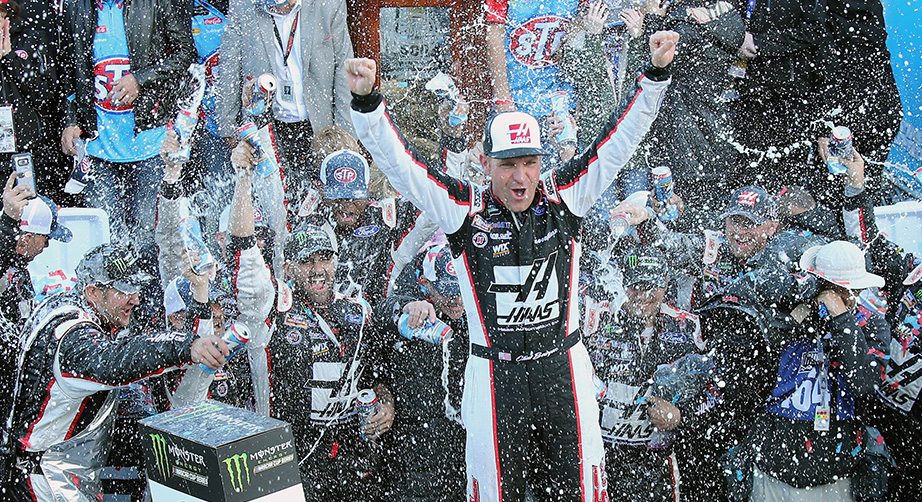 Clint Bowyer snaps 190-race skid with Martinsville win | NASCAR.com