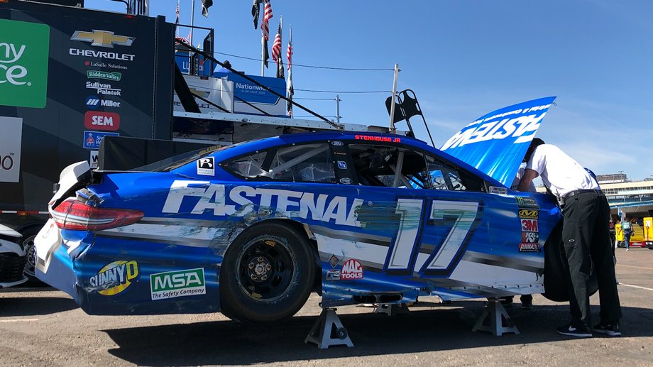Stenhouse clips wall, No. 17 moves to backup car | NASCAR.com