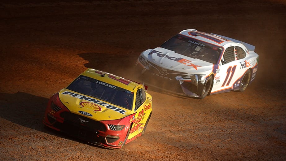 GEICO Restart Zone: Hamlin goes high, hands win to Logano | NASCAR