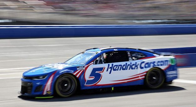 Kyle Larson hangs on in late restart, surges to Auto Club win | NASCAR