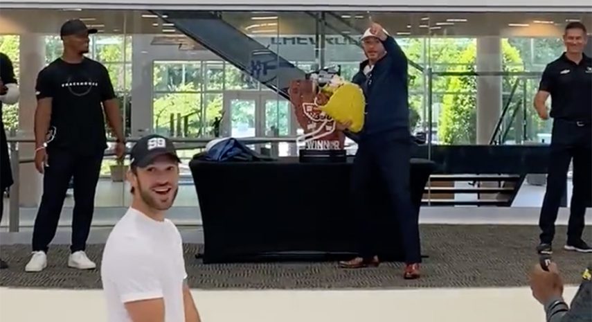 Daniel Suárez, Pitbull smash a taco piñata full of cash | NASCAR