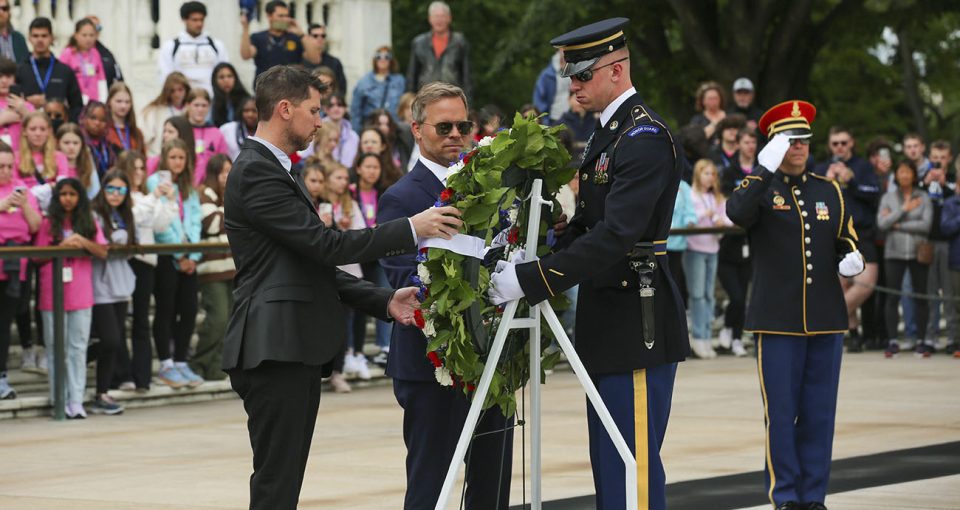 Denny Hamlin visits Arlington National Cemetery | NASCAR