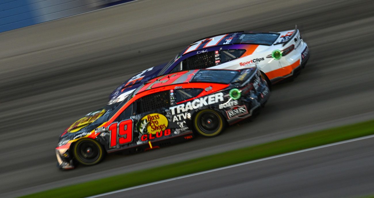 Truex Jr., Hamlin come up short chasing down Chastain | NASCAR