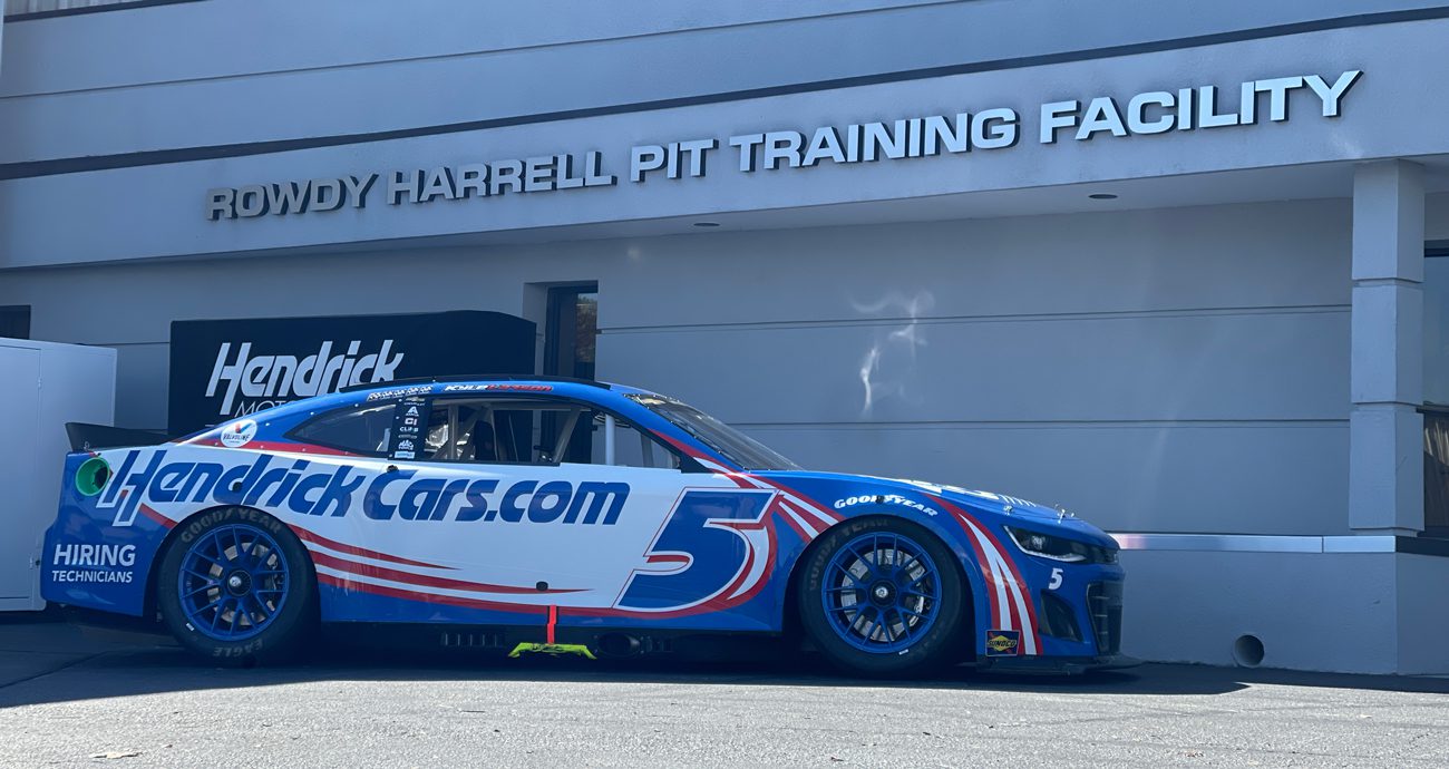 Pit crew for Larson shines in pressure-packed moments | NASCAR