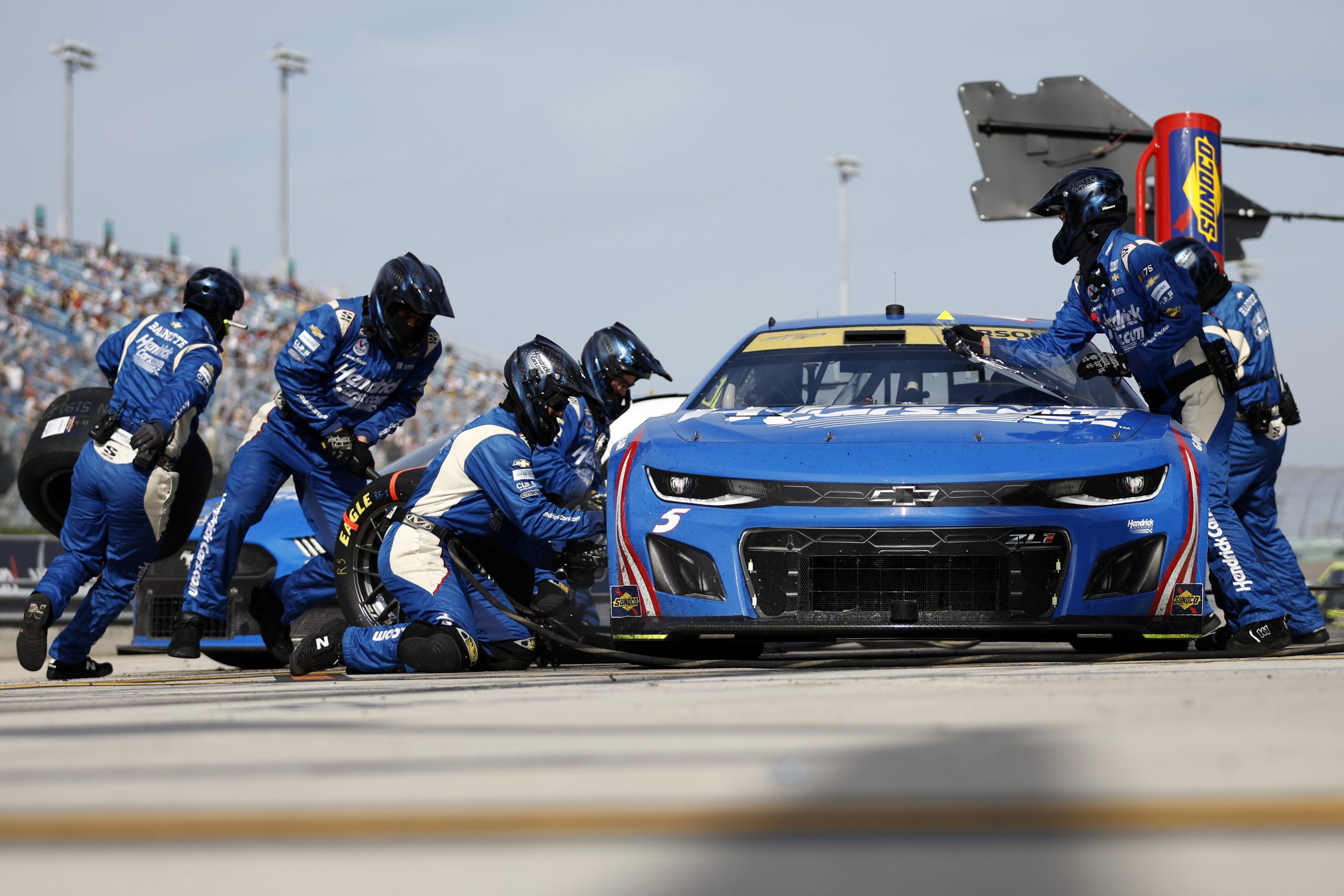 Pit crew for Larson shines in pressure-packed moments | NASCAR