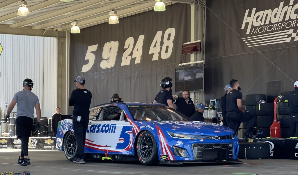 Pit crew for Larson shines in pressure-packed moments | NASCAR