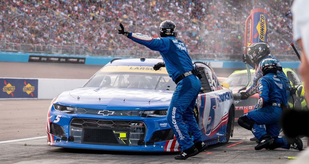 Pit crew for Larson shines in pressure-packed moments | NASCAR