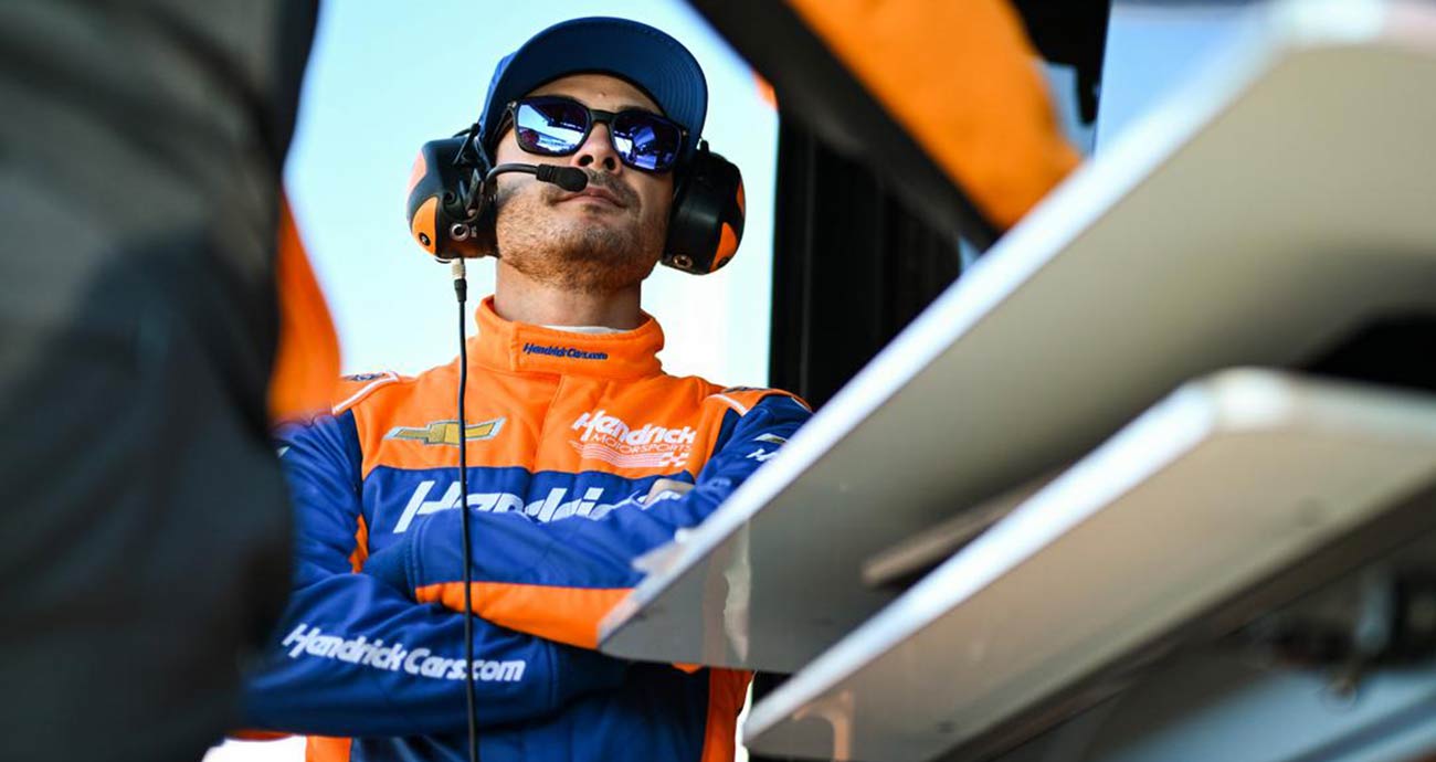 Larson completes evaluation test at Phoenix Raceway - NASCAR