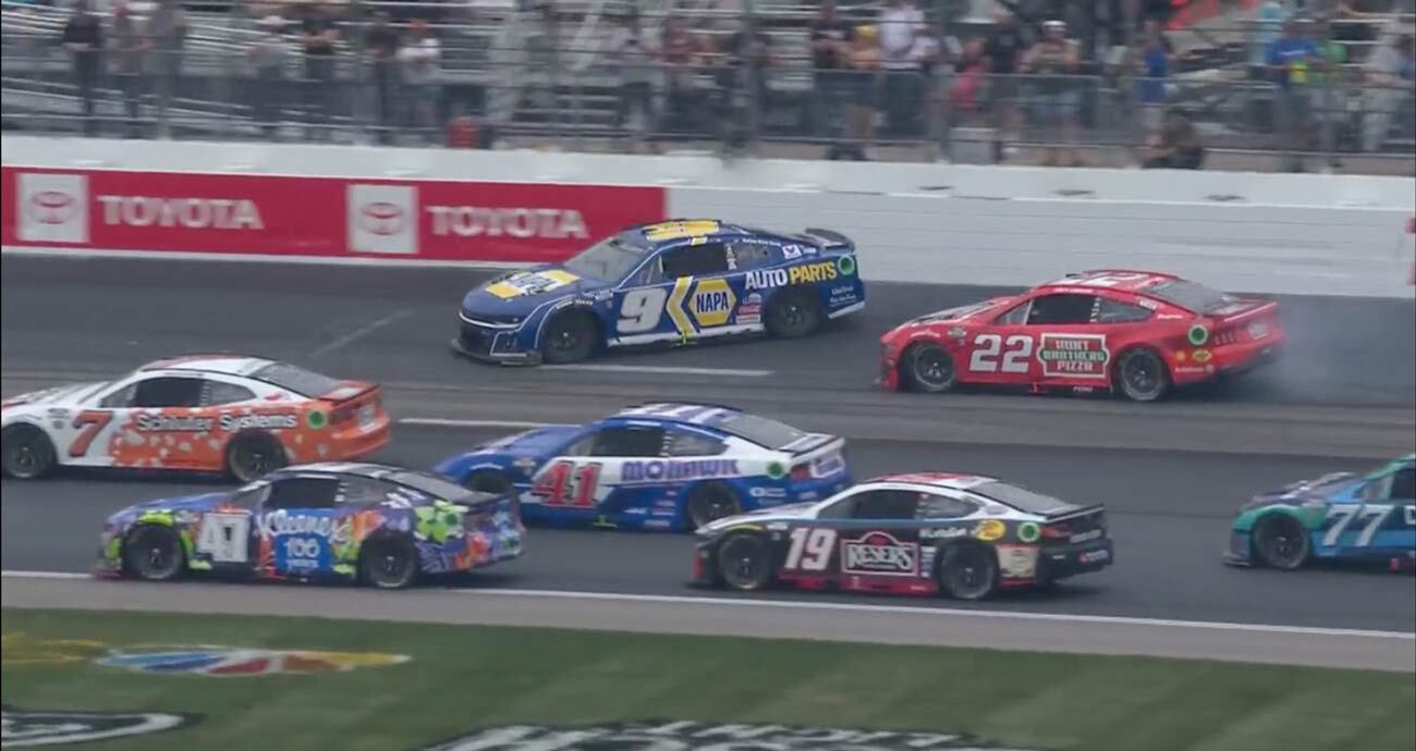 Chase Elliott, Joey Logano crash at New Hampshire | NASCAR