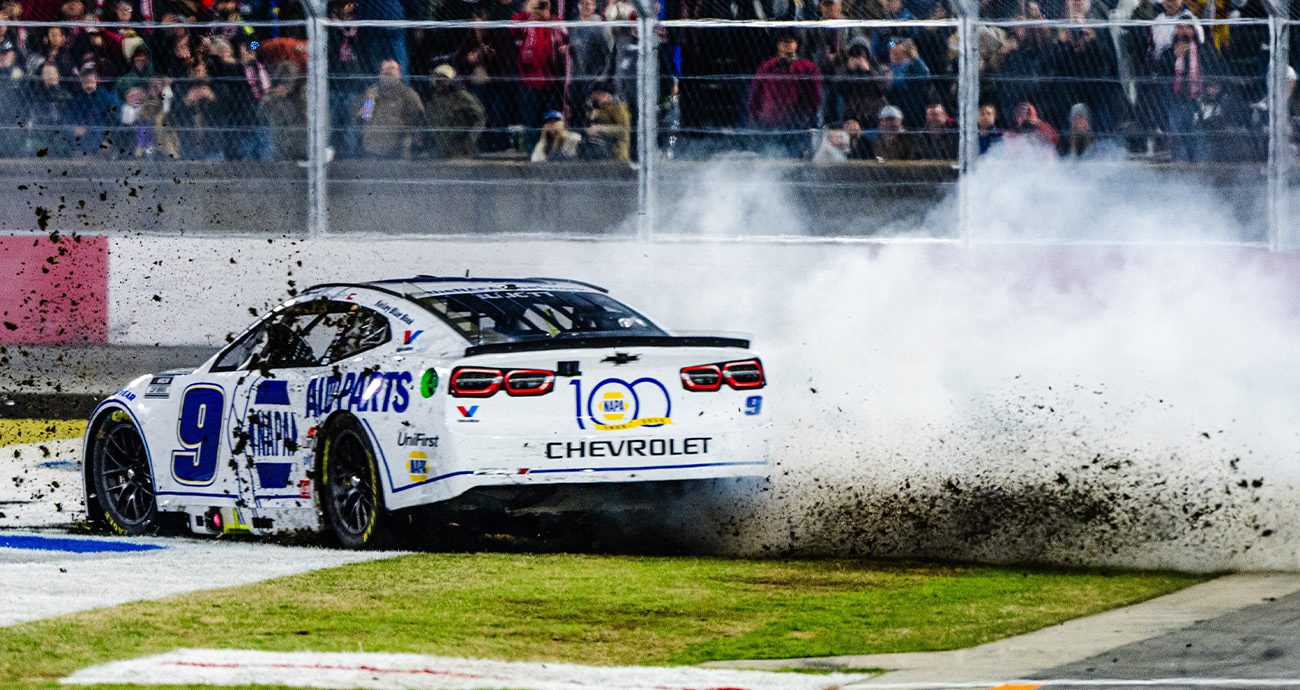 Relive Chase Elliott's burnout from Clash victory - NASCAR