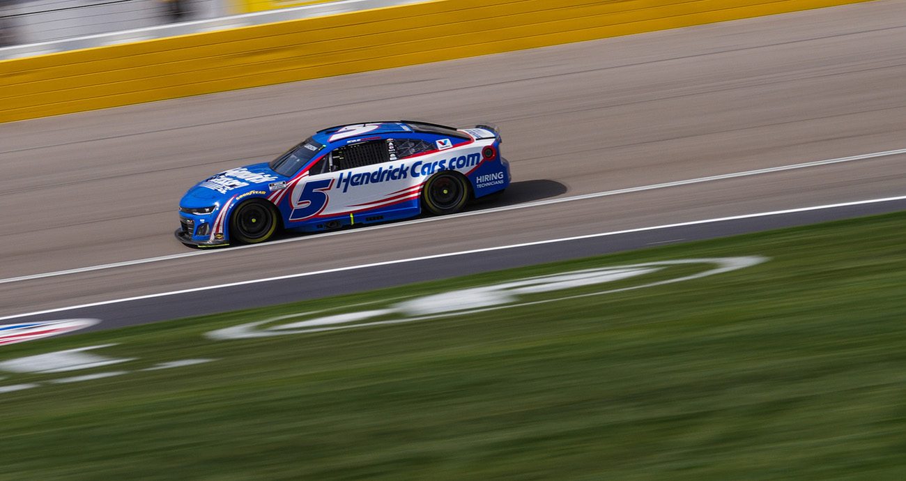 Kyle Larson makes daring moves to win Stage 2 - NASCAR