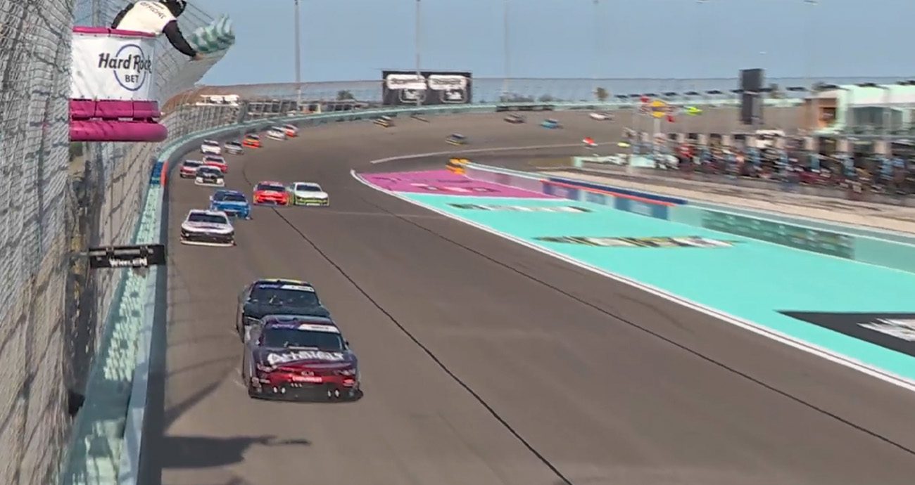 Sammy Smith makes last-corner pass for Stage 1 victory - NASCAR