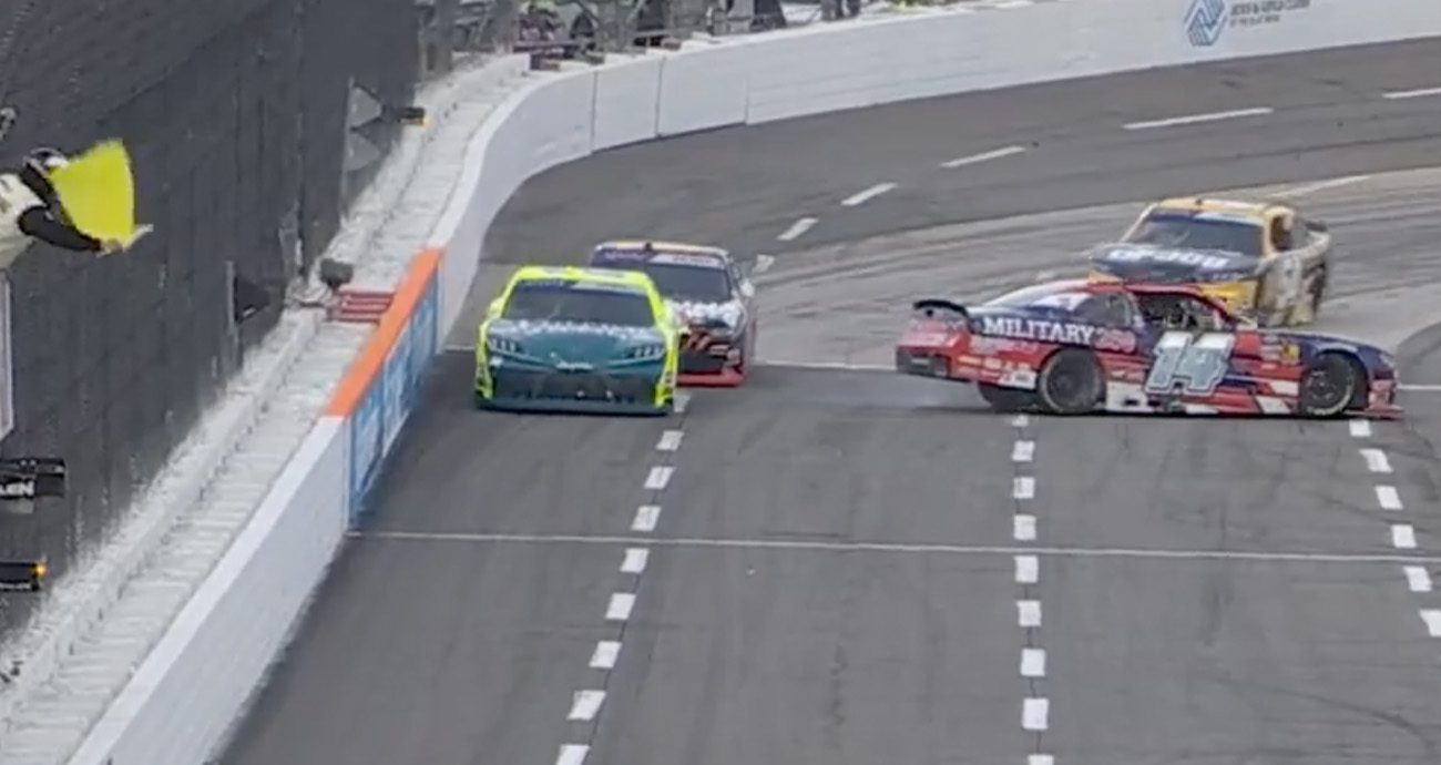 Leaders narrowly avoid a spinning Garrett Smithley - NASCAR