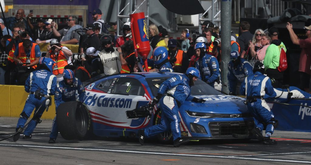 Kyle Larson, No. 5 team get new pit crew for Darlington - NASCAR
