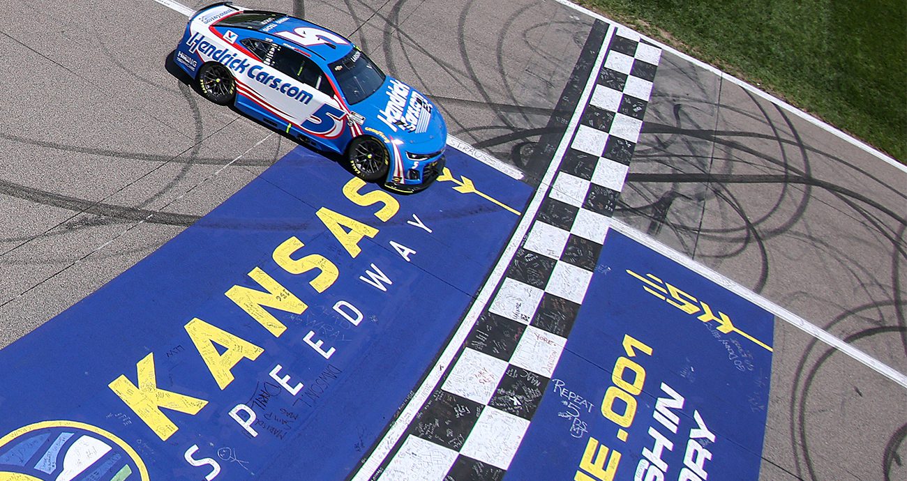 Kyle Larson claims Kansas for third 2025 victory | NASCAR