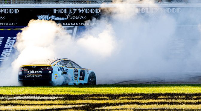 Elliott wins Kansas, advances to Round of 8 | NASCAR