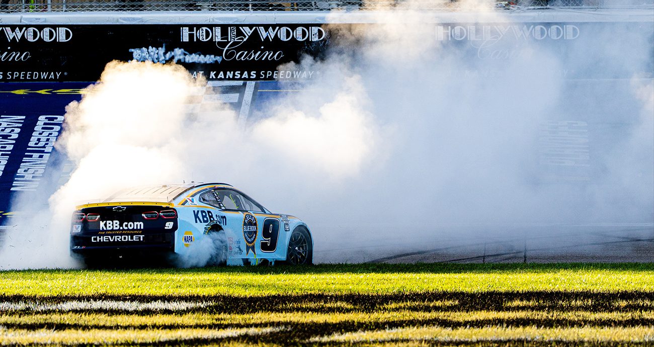 Elliott wins Kansas, advances to Round of 8 | NASCAR