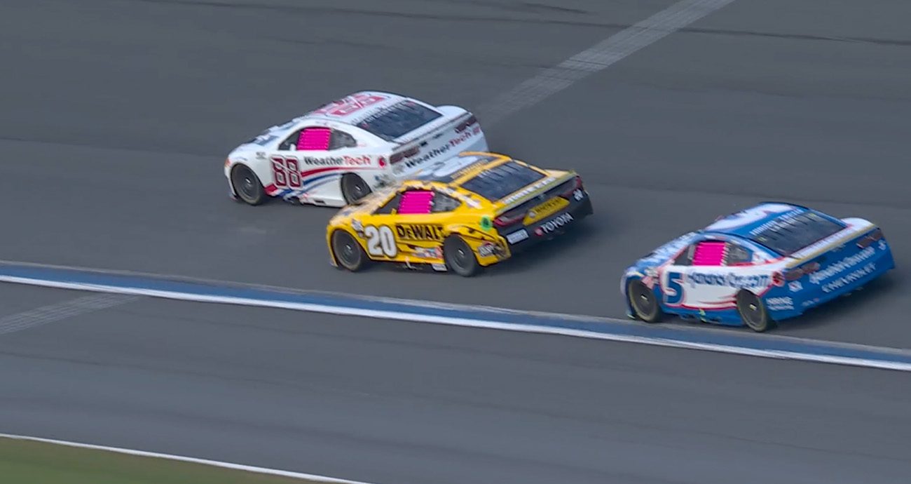 Bell, Larson put the heat on SVG to begin final stage | NASCAR