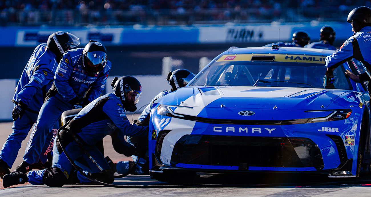 Issues in the pits! Hamlin, Larson with slow stops | NASCAR