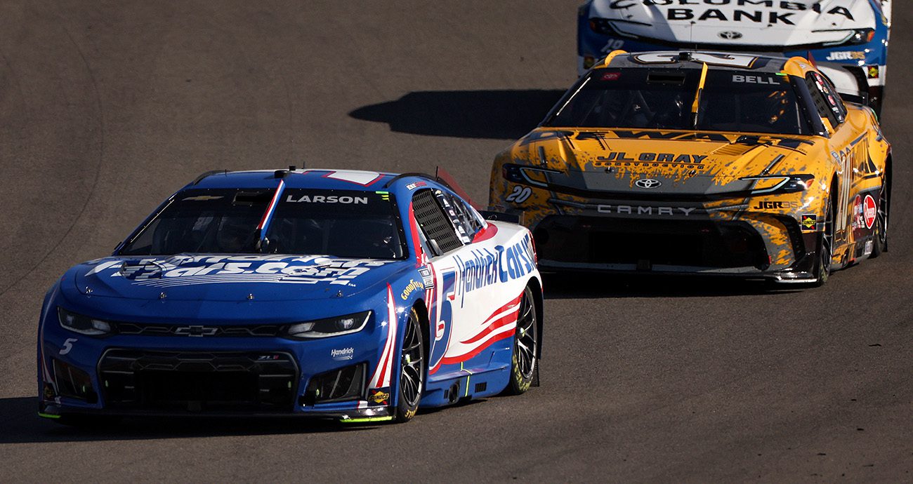 Larson and Bell trade contact in midpack battle | NASCAR