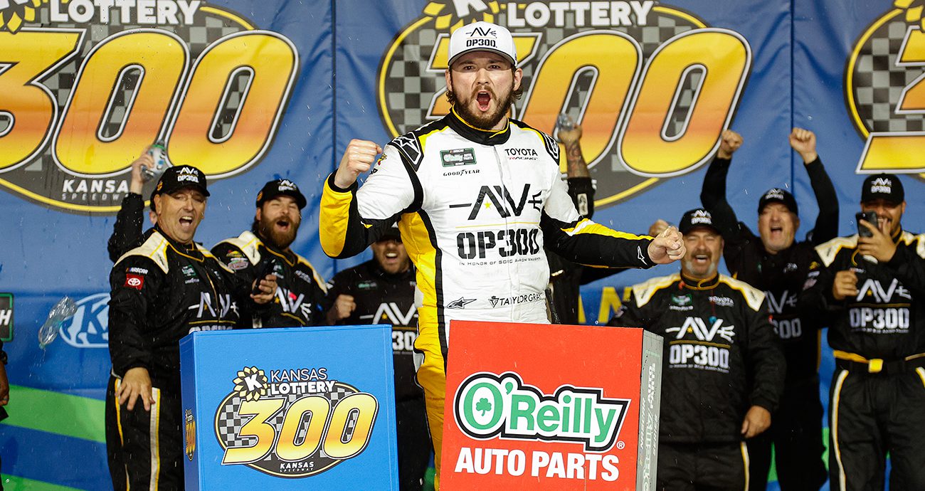 Gray fends off Creed for Kansas O'Reilly win | NASCAR
