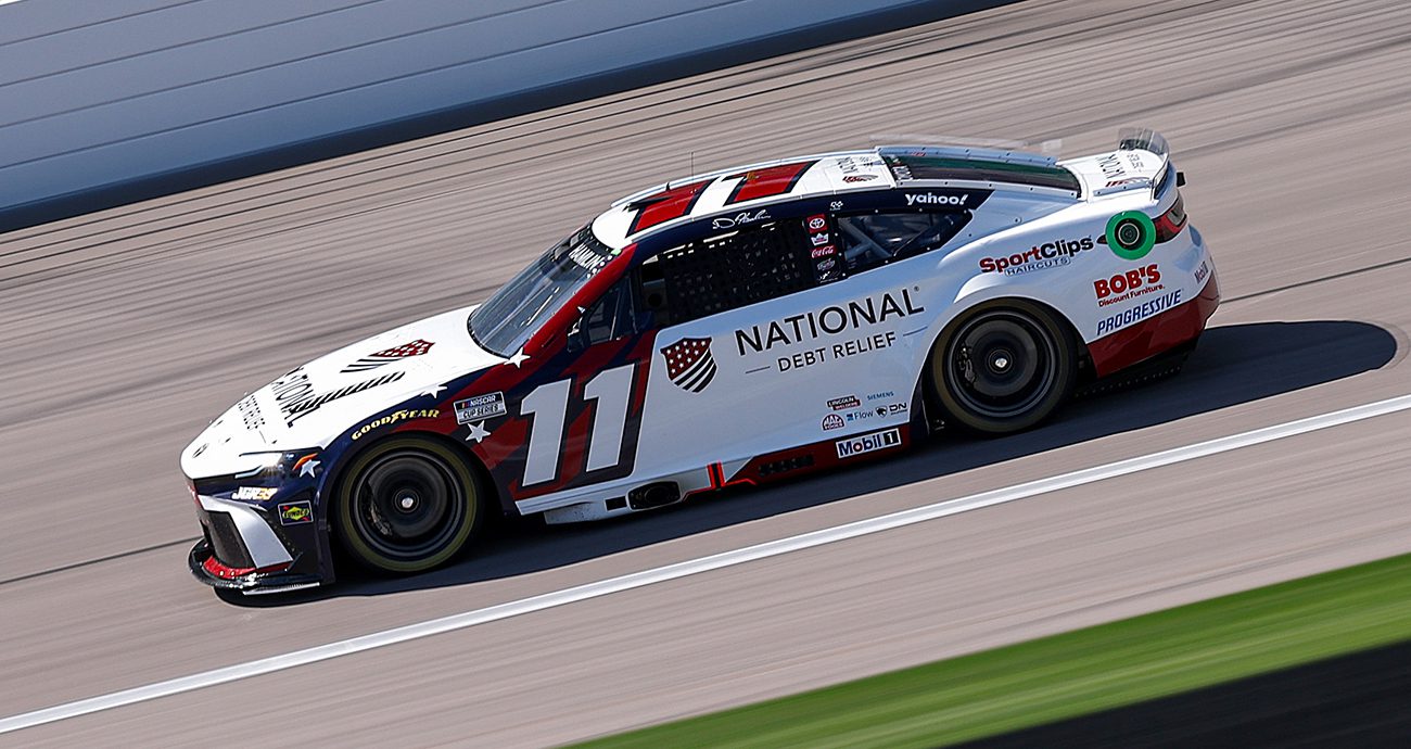 Hamlin falls to fourth at Kansas after late caution | NASCAR