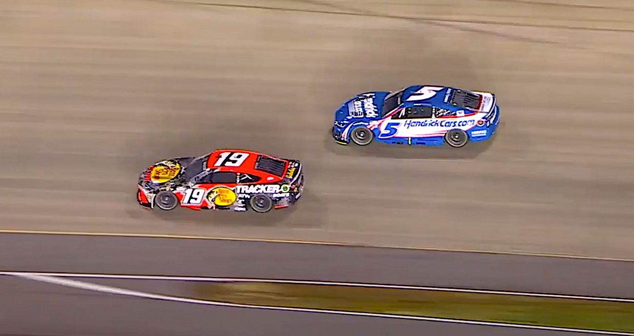 Briscoe goes door-to-door with Larson for lead | NASCAR
